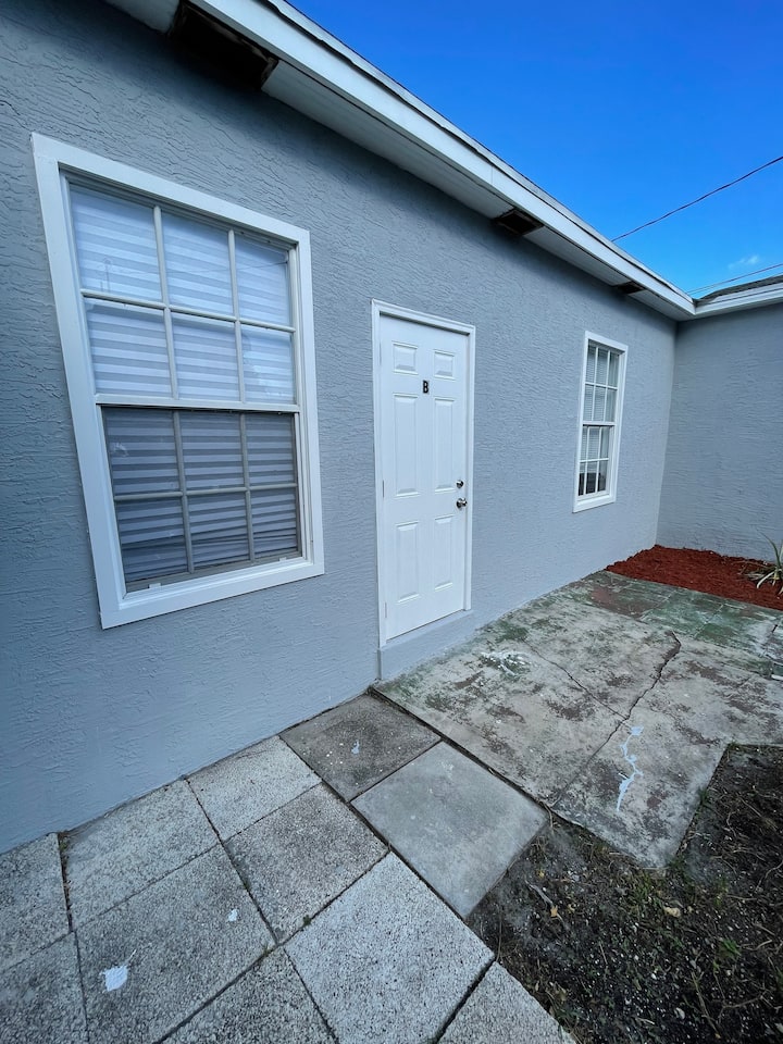 Adorable Guesthouse With Free Parking - West Palm Beach, FL