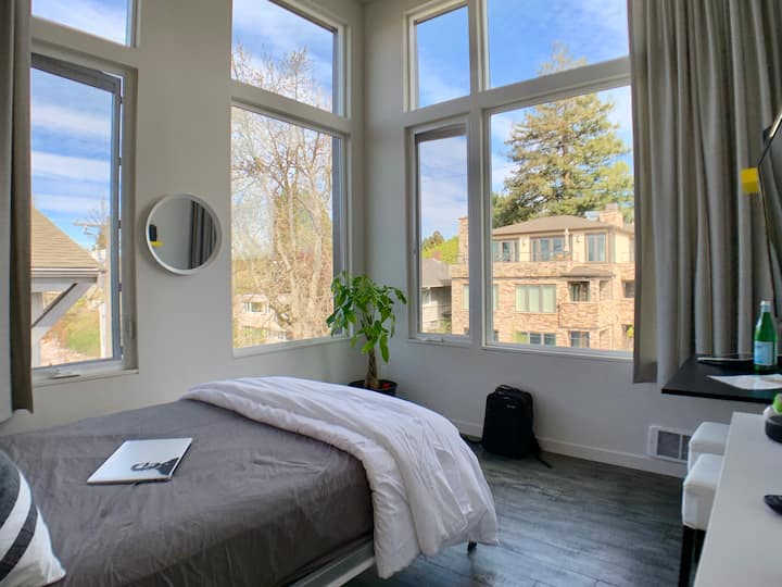 Quiet Retreat, In Seattle's Most Prominent Entertainment & Counterculture Community. - Kirkland, WA
