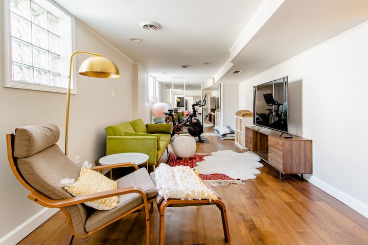 Large Stylish Bedroom In Oak Park Bungalow - Chicago