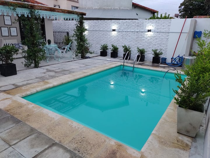Chalet De Estilo Con Pileta Sobre Calle 11 - Miramar