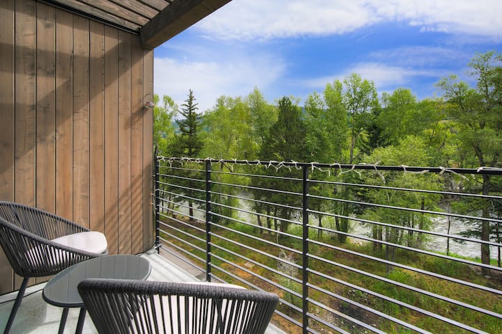 Riverfront+mtn Views+steam Shower | Modern Retreat - Silverthorne, CO