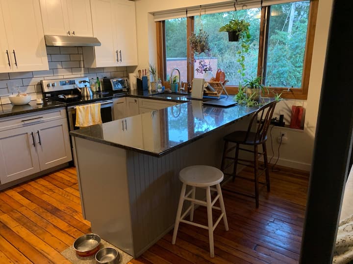 Charming Loft Minutes From Downtown Northampton - Northampton, MA