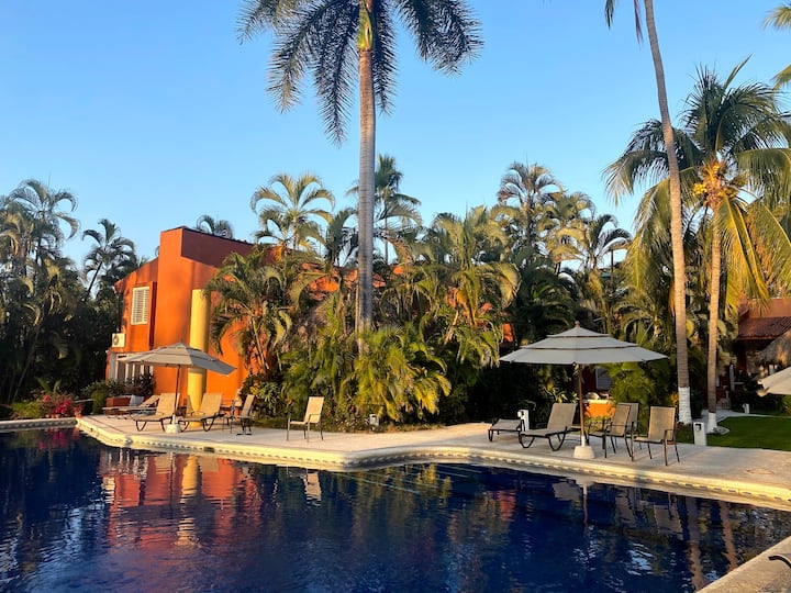 Tropical Beach House With Pool & Tennis Courts - シワタネホ