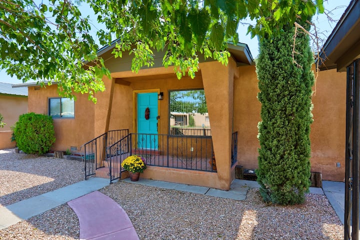 Spacious 4 Bedrooms & Gameroom 1 Mile To Old Town! - Albuquerque, NM