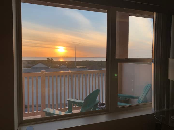 Bay & Bridge View 2-bedroom 2-bath Entire Condo - Texas