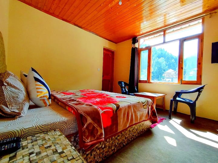 Family Room@ Heart Of Old Manali| Workation|50mbps - Manali