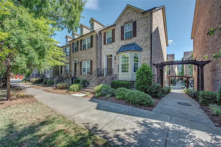 Spacious 3 Br Townhome In The Heart Of Charlotte! - Charlotte, NC