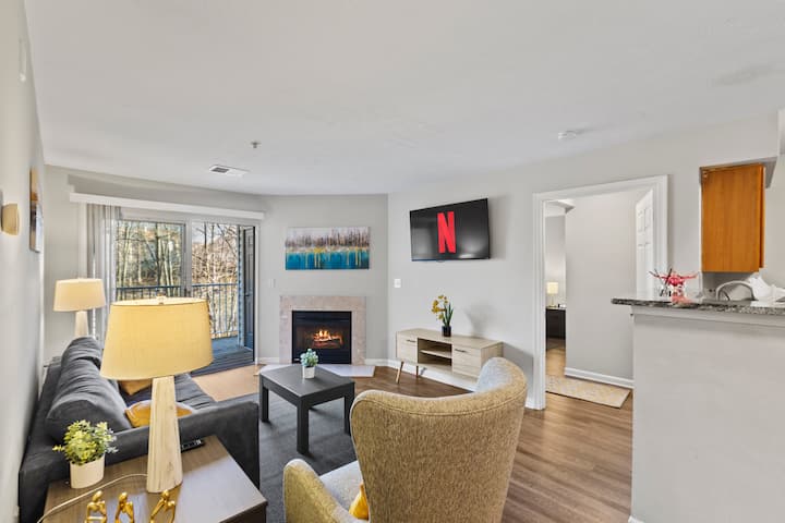 Amazing 2-bedroom Condo With Lake Views And Subway - Largo