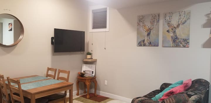 Haven: Adorable 1 Queen Bedrm 1 Bath Private Suite - Edmonton, Canada
