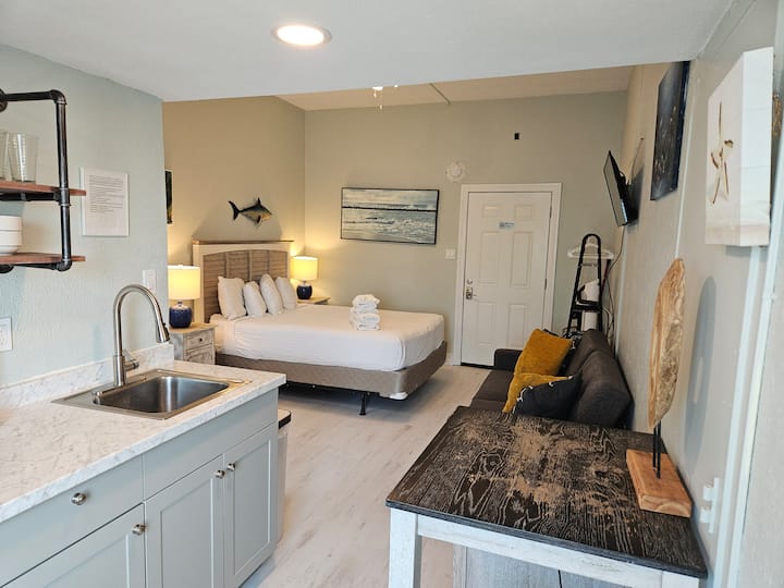 Best Location On The Beach & Free Parking! - Gulf Shores, AL