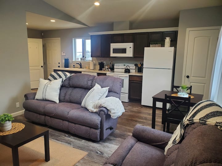 Be Our Guest!  Cozy 1bed 1ba House With Garage - Eureka, CA