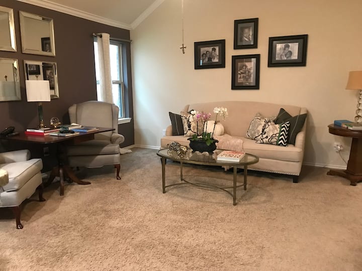 Rennie's  1-bed & Bath Retreat - Missouri City, TX