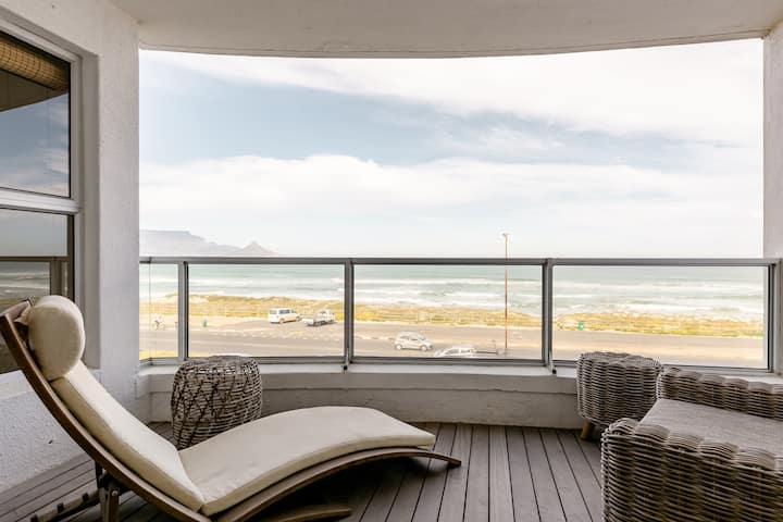 Erik's Beachfront Apartment - Parklands
