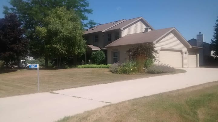 Lovely Home Located In The Pine Hills Subdivision. - Sheboygan, WI