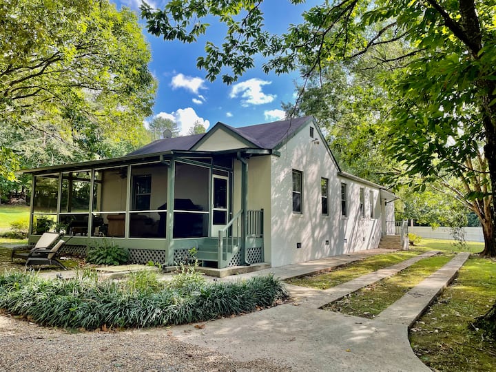 Inola Blue Ridge Colonial Retreat, Vintner Cottage - Blue Ridge, GA