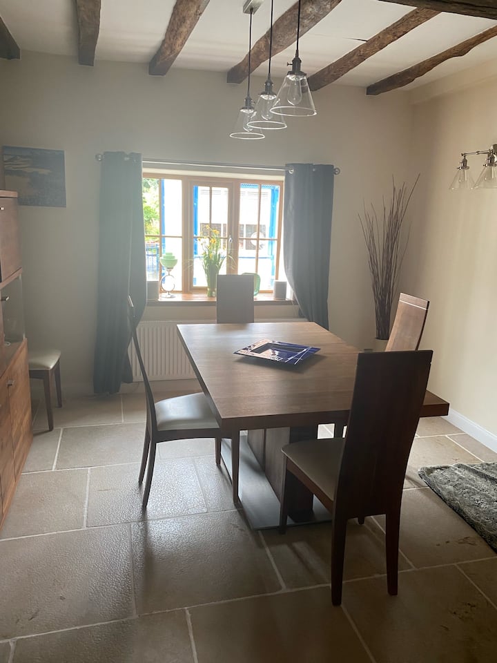 Period Feature  Home In An Idyllic Rural Village - Whitchurch