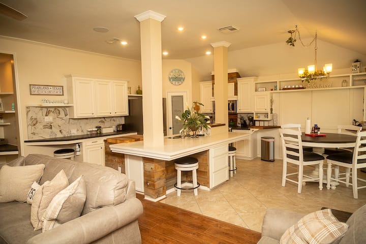 Goopalace : 3br/2ba - Nice To Work, Play & Relax - Pearland, TX