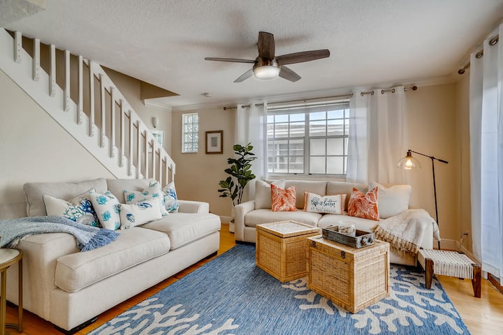 Spacious And Charming 2 Level Beach Condo - Lauderdale-by-the-Sea, FL