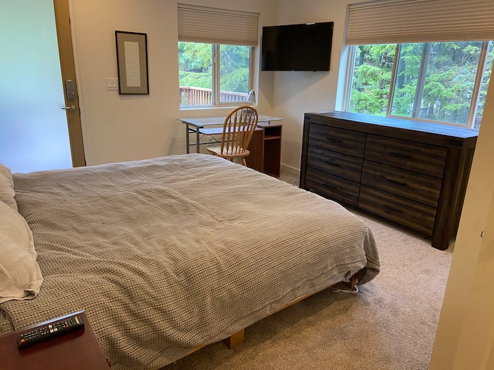 Girdwood Getaway. Private Room, Bath, & Entryway. - Girdwood, AK