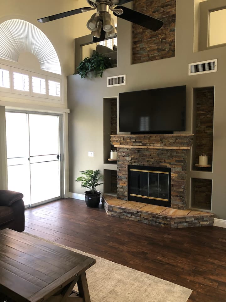 Large Modern House With 1st Floor Master Suite - Las Vegas