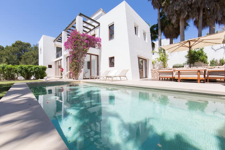 Luxury Modern Family Friendly Villa, Walk To Beach - Santa Eulària des Riu