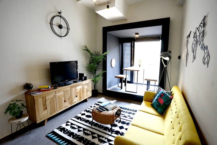 Hidden Loft Yellow Next To Main Railway Station - Budapest