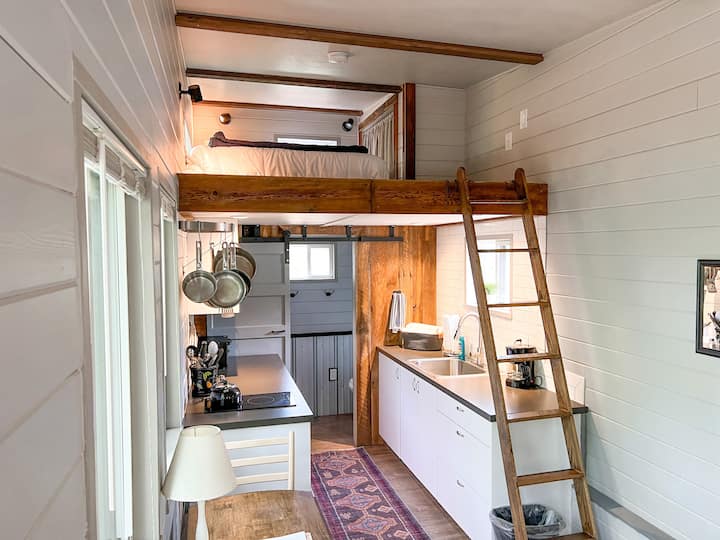 Tiny House On The Creek With Private Deck - Montrose, CO