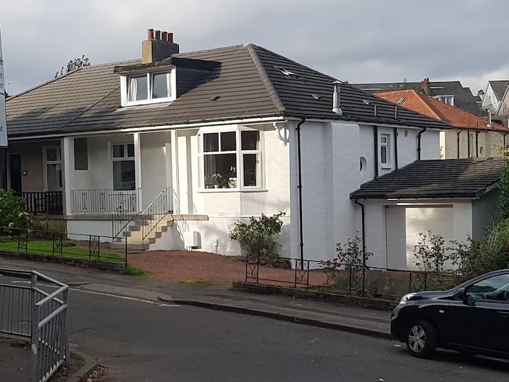 Stylish And Comfortable Semi-detached Bungalow - Glasgow