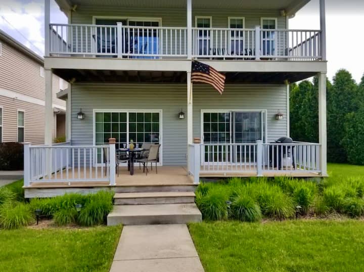 Beautiful Home Overlooking St. Joseph River + Pool - Stevensville, MI