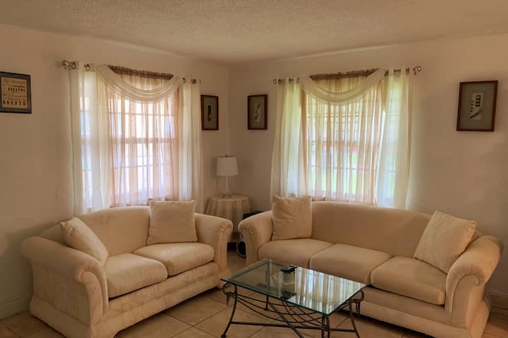 Cheerful 2-bedroom Residential Home - Miramar, FL