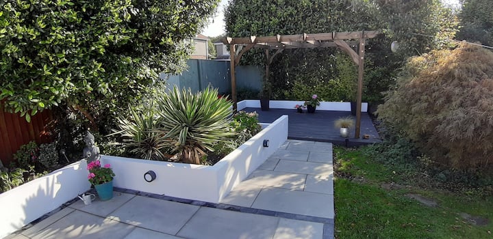 Cheerful 4 Bedroom Bungalow With Large Back Garden - Wales
