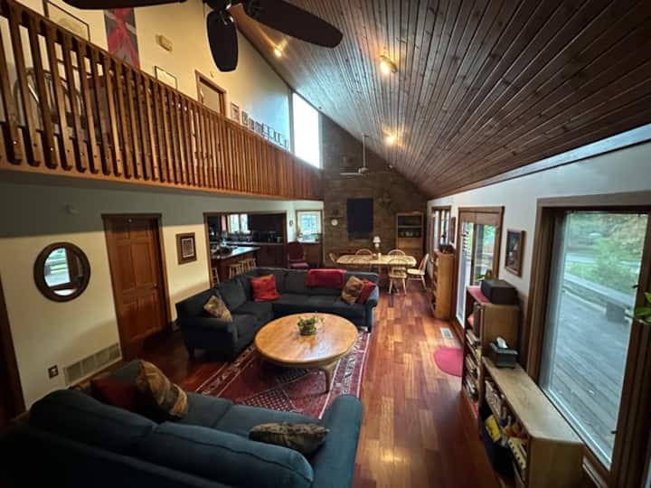 Beautiful 3 Bedroom Home On A Quiet Street Near Iu - Bloomington, IN