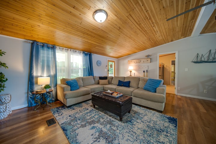 Castaway Cove— 5bed Lake Retreat—hot Tub—fire Pit! - Lake Wylie, SC
