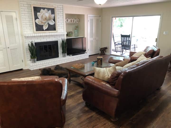 Cheerful Newly Remodeled Home / Hot Tub & Fire Pit - Bryan, TX