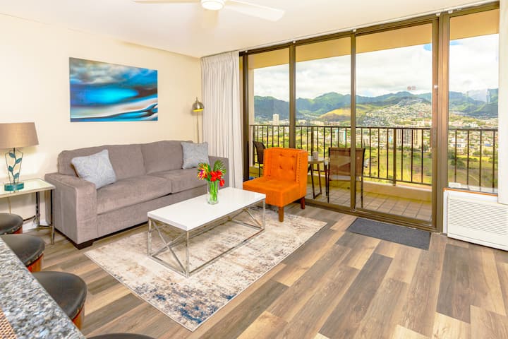 Elevated Waikiki Stay W/ Lanai & Skyline Views - Honolulu