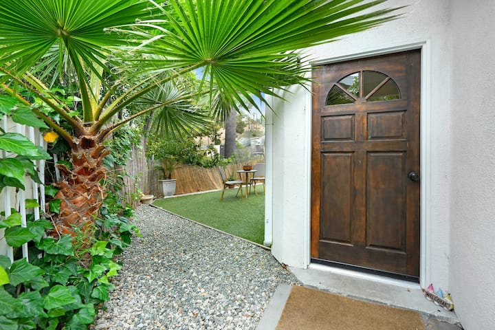 Exclusive Newly Built 2 Room Guest House - Calabasas