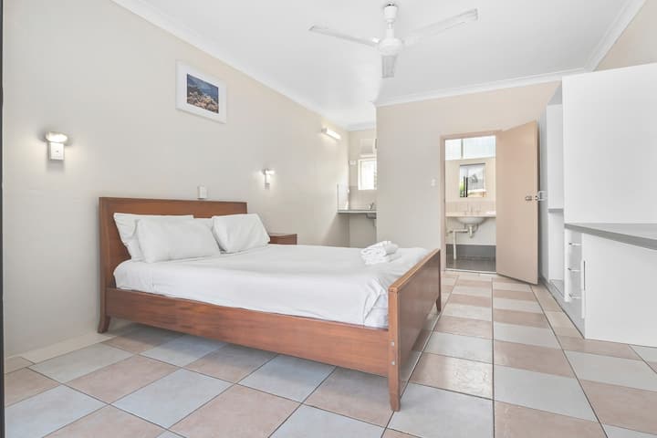 Standard Queen Room - Cairns