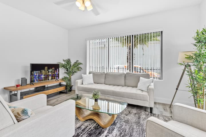 Bright Escape, Steps From Design District - Miami, FL
