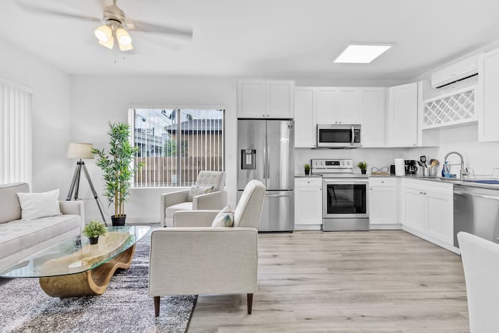 Bright & Stylish Condo, Steps From Design District - Miami, FL