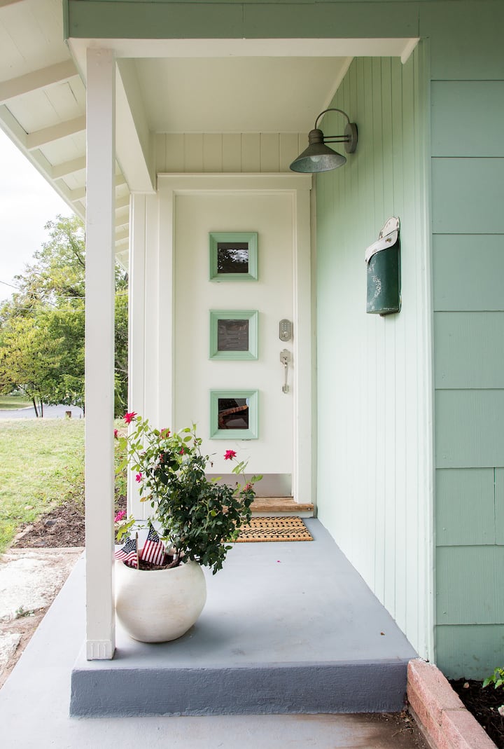 Charming Cottage, One Block From Main Street! - Fredericksburg, TX