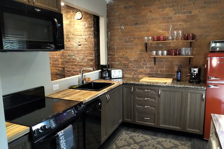 Stylish Central 2-br Apt W/parking, Laundry, Wi-fi - 해밀턴