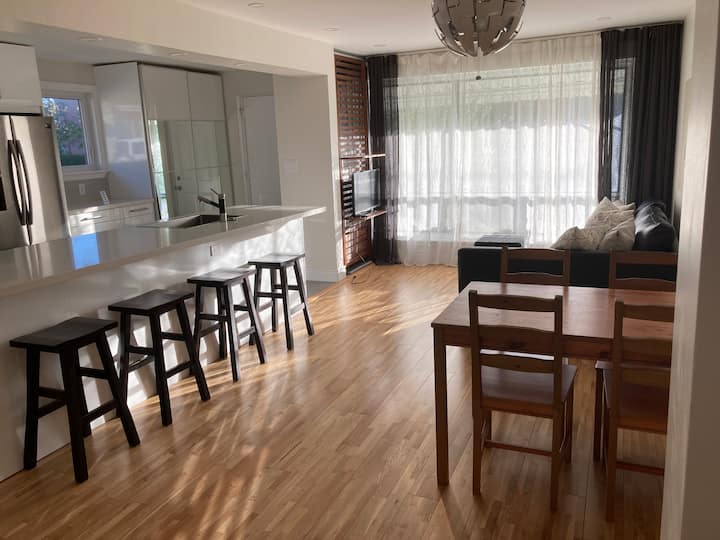 Bright, Stylish 3bdrm Main Floor W/parking - Toronto