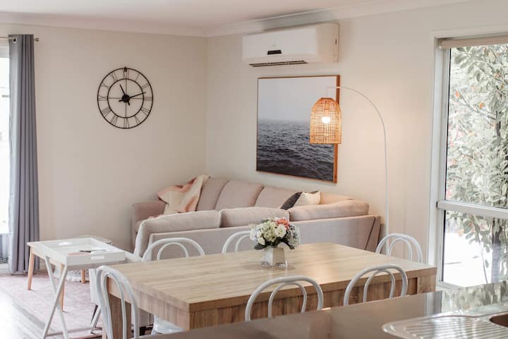 Ivory Townhouse | Comfortable Cbd Stay W/ Garage - Highfields