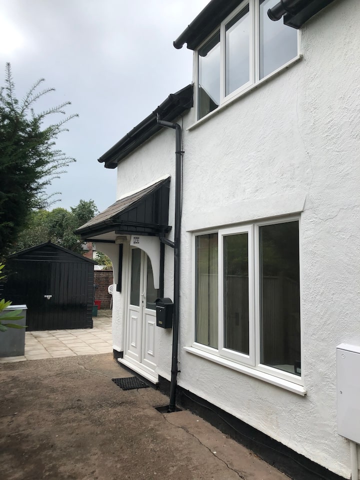 Charming 2 Bed Cottage In The Centre Of Village - Northwich