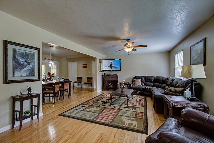 Bryan's Brookside Bungalow W/ Hot Tub & Pet Area - Pigeon Forge, TN