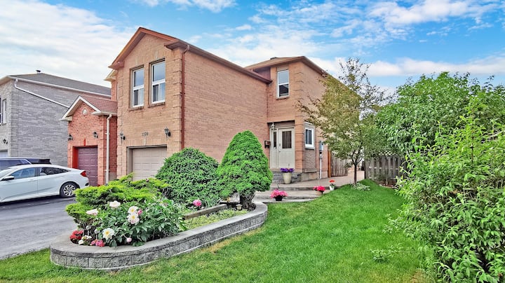 Upgraded 3bd 2.5bth House W/ Pool Table & Swing - Mississauga
