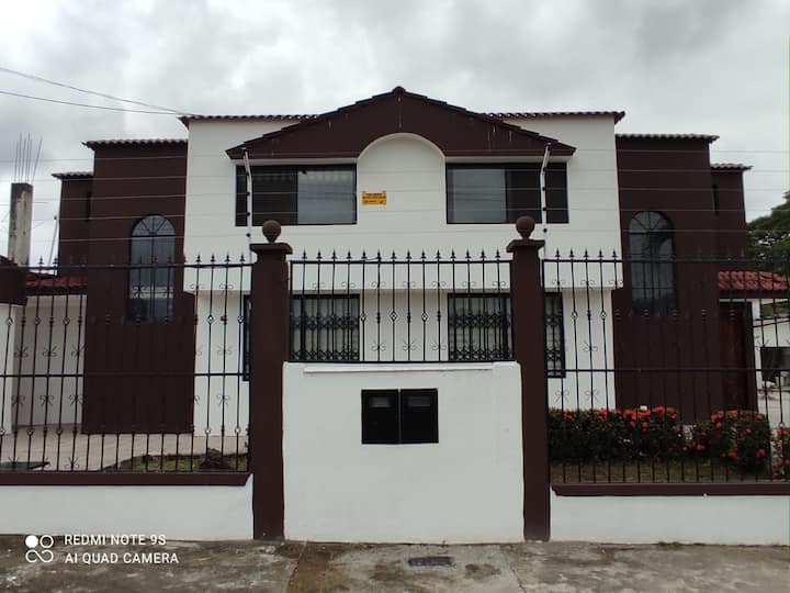 Hermosa Villa Vacacional Con Piscina Privada - Esmeraldas
