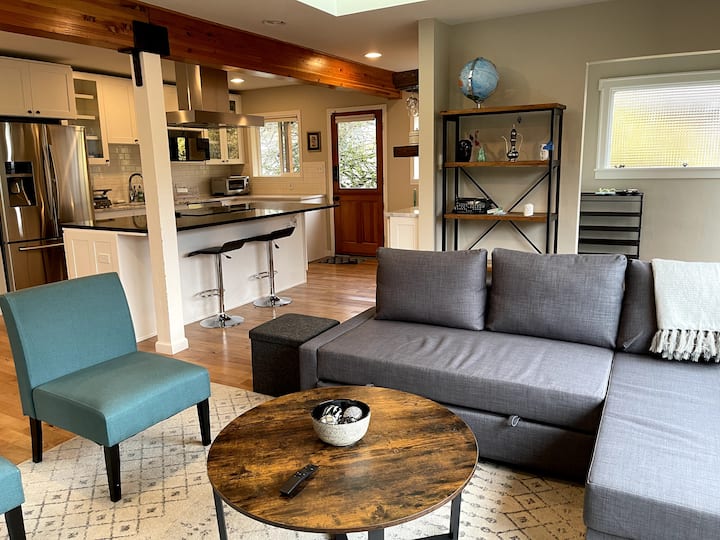 4br Seattle Home • Sleeps 12 • Walk To Light Rail - Seattle, WA