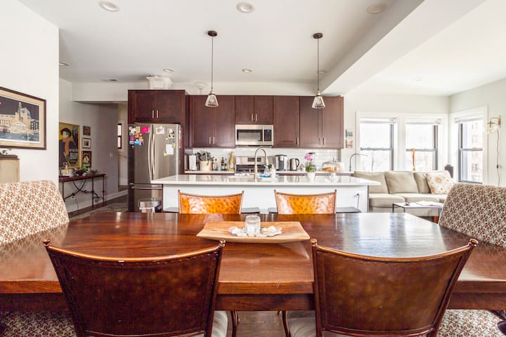 Renovated Sunny Oasis Steps From The Lake - Chicago, IL