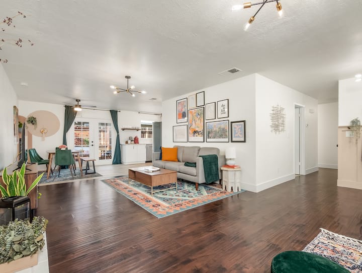 Boho Glam | Pet Friendly, Yard, Garage Parking - Fresno, CA